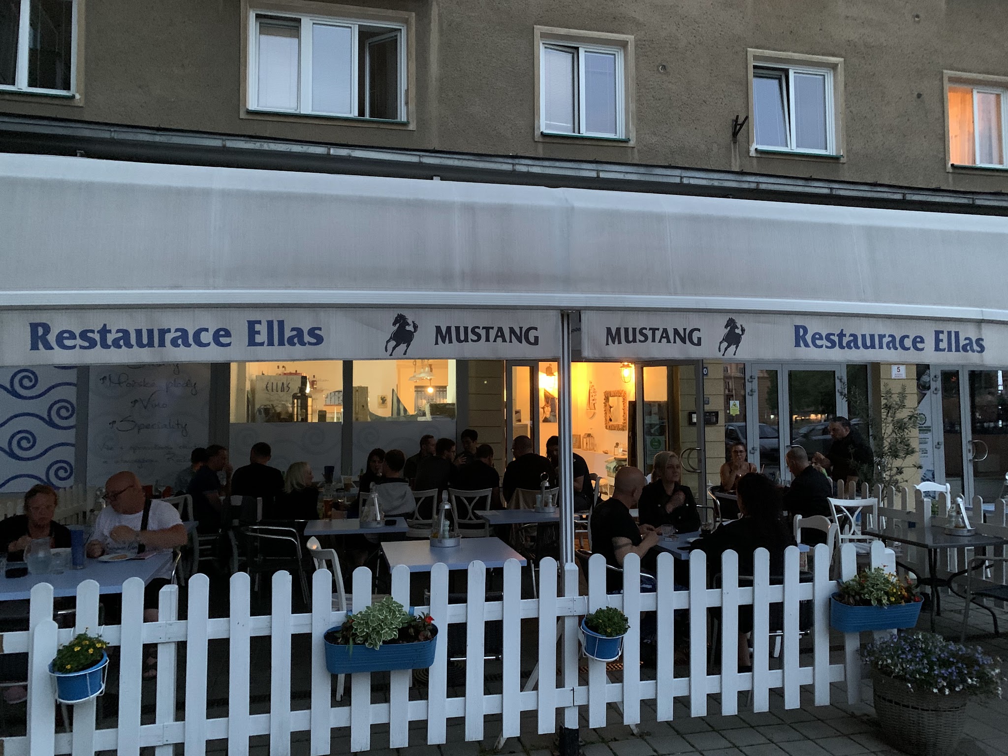 Restaurace Ellas (Alšovo náměstí 690/5, Ostrava) :: Kde dáme oběd